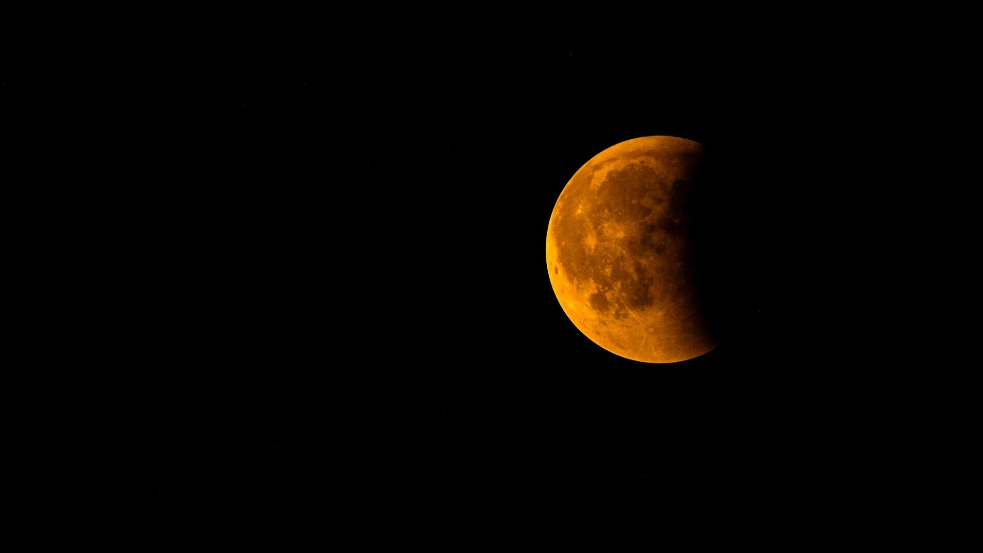 Total lunar eclipse on November 8