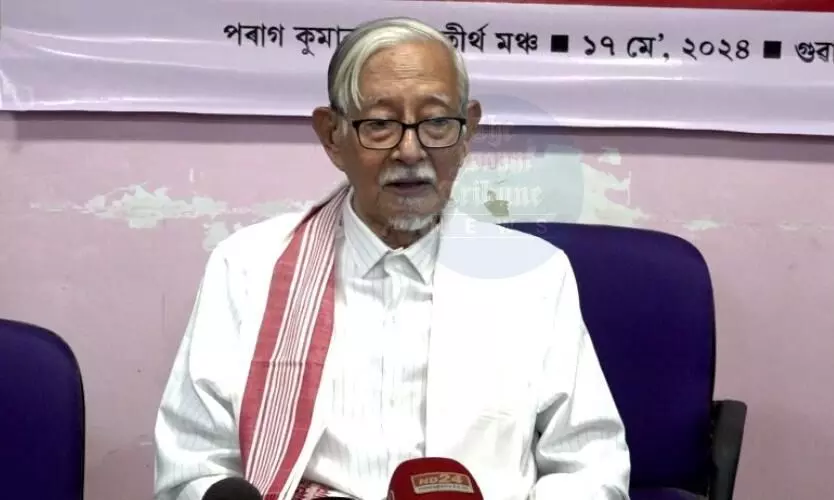 Renowned litterateur Dr. Hiren Gohain receives Parag Kumar Das Journalism Award