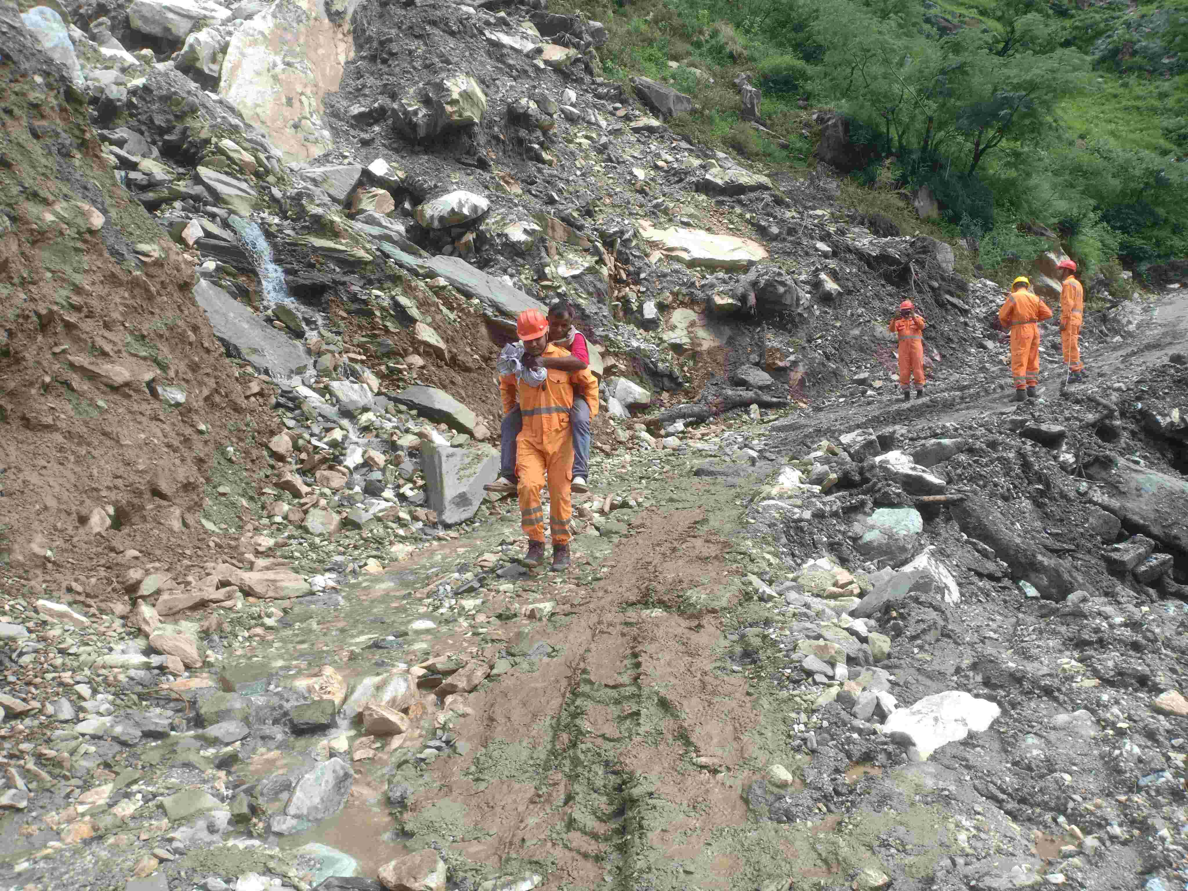 SDRF rescues 40 devotees stranded after landslide in Uttarakhand's Sonprayag